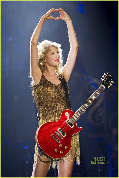 Taylor Swift Rocks Her Concert Balcony Literally Photo 2562273
