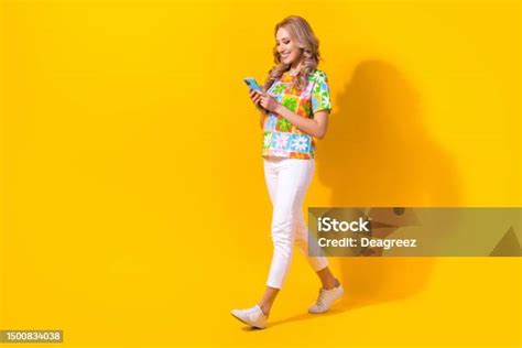 쾌활한 긍정적 인 숙녀 옷 꽃 프린트 티셔츠 걷는 채팅 장치 빈 공간 격리 된 노란색 배경 전체 길이 사진 세일에 대한 스톡 사진 및 기타 이미지 Istock
