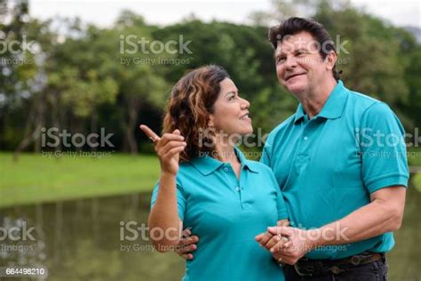 동안 여 자가 거리 고 자연 공원에서 사랑에 빠진 사람을 보고 미소 행복 한 성숙한 부부 2명에 대한 스톡 사진 및 기타 이미지 2명 50 54세 50 59세