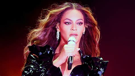 Beyonces Dancer Saves Her From Wardrobe Malfunction On Tour