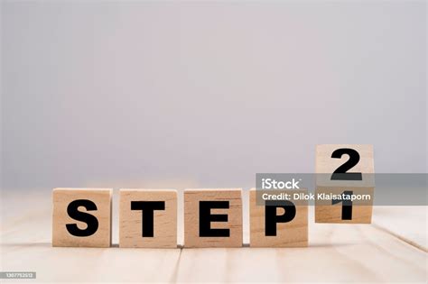 나무 테이블에 단계 1에 2 단계를 변경하기위한 나무 큐브 블록을 뒤집는다 0명에 대한 스톡 사진 및 기타 이미지 0명 1