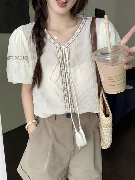 블롱뮤 프렌치 플라워 자수 블라우스 에스닉 빈티지 보헤미안 리본 타이 테슬 수슬 러블리 V 브이 넥 벌룬 하프 퍼프 슬리브