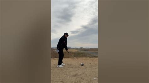 골프 필드에서 힘을 주면 안되는 이유 살살 달래쳐야 공이 뜹니다 Youtube