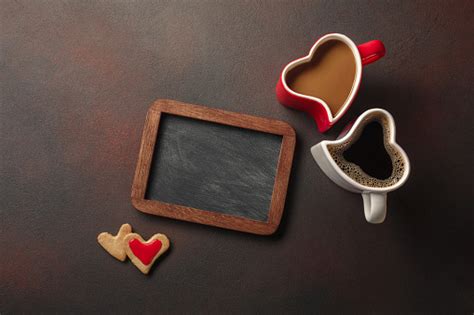 발렌타인 데이 선물 심장 모양의 상자 컵 커피 하트 모양의 쿠키 마카롱의와 칠판의 하루 복사 공간 최고 볼 수 있습니다 개념에 대한 스톡 사진 및 기타 이미지 Istock