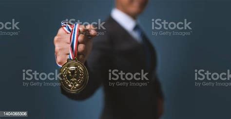 금메달을 든 사업가 비즈니스에서 성공을 달성하고 비즈니스 목표를 달성합니다 개념에 대한 스톡 사진 및 기타 이미지 개념 개념과 주제 금 금속 Istock