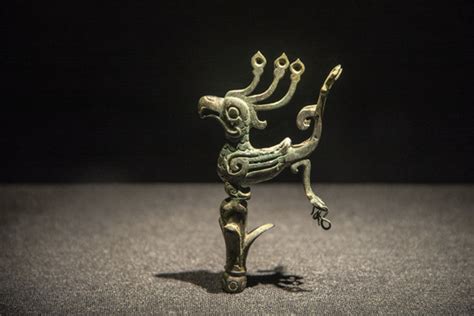 铜神树枝头花蕾及立鸟图片素材 铜神树枝头花蕾及立鸟设计素材 铜神树枝头花蕾及立鸟摄影作品 铜神树枝头花蕾及立鸟源文件下载 铜神树枝头花蕾及立鸟