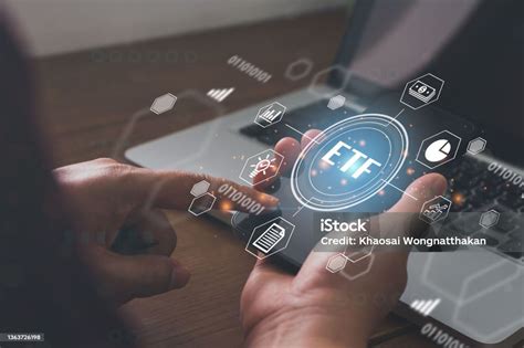 Etf 거래소의 아이콘이 있는 스마트폰을 들고 있는 사업가들이 펀드 주식시장 거래 투자 금융 개념을 거래합니다 상장지수 펀드에