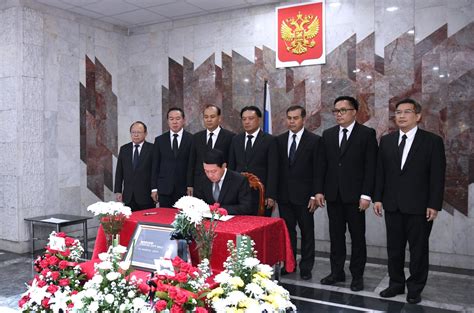 ຮອງນາຍົກລັດຖະມົນຕີ ລັດຖະມົນຕີກະຊວງການຕ່າງປະເທດ ເຂົ້າຮ່ວມເຊັນປຶ້ມໄວ້ອາໄລ ຢູ່ສະຖານທູດ ຣັດເຊຍ