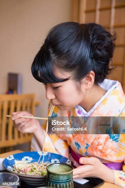 기모노는 일본 식당에서 메 밀 국수를 먹는 젊은 여자 먹기에 대한 스톡 사진 및 기타 이미지 먹기 기모노 일본 Istock