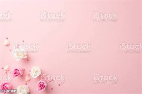 어머니의 날 분위기 개념입니다 흰색과 분홍색 장미 꽃 봉오리의 상위 뷰 사진 작은 마음과 복사 공간이 있는 고립된 파스텔 분홍색 배경에 뿌린다 꽃 식물에 대한 스톡 사진 및