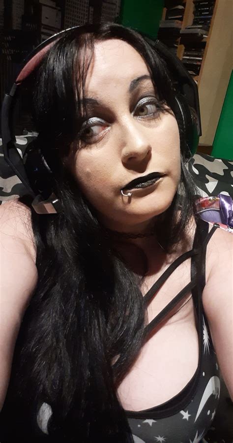 Waiting The WOW Queue HD Porn Pics