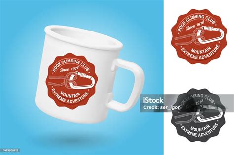 흰색 캠핑 컵 샘플 디자인이 있는 현실적인 머그 모형 템플릿입니다 암벽 등반 클럽 배지 패치 벡터 등반 로프와 카라비너를 빠르게