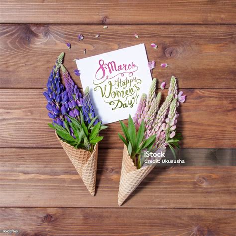 8 3 월입니다 행복 한 여성의 날 핑크와 파란색 루피 너 스 꽃 카드 International Womens Day에 대한 스톡 사진 및 기타 이미지