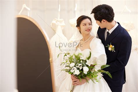 신랑 뒤에서 신부 포옹 사진 무료 다운로드 Lovepik
