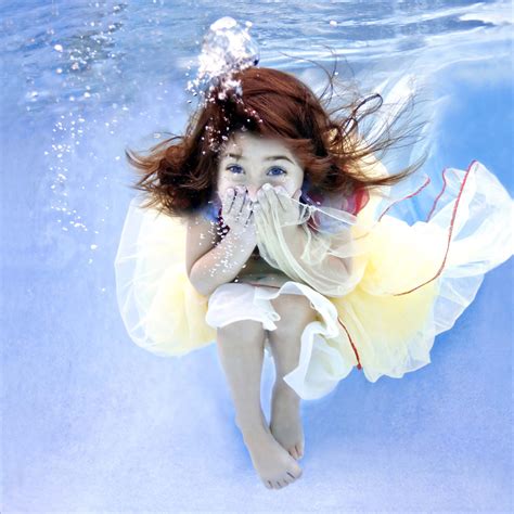 Underwater Girl Breath Holding фотографии в высоком качестве