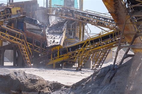 분쇄 기계 콘 유형 바위 쇄 석기 채 석 장 오픈 구 덩이 마이닝에 깔린된 화강암 자갈 돌을 전달 분쇄 된 돌 및 자갈에 대 한 처리 공장입니다 광업 및 채 석 광산