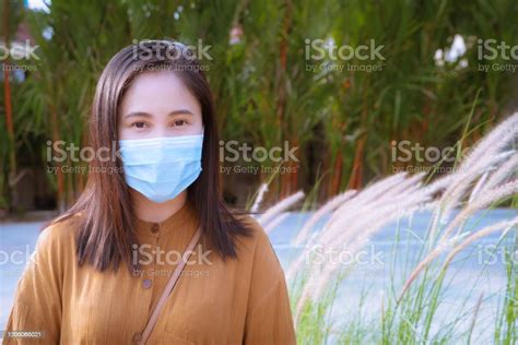 도시에서 대기 오염과 전염병 때문에 마스크에 여자 바이러스 감염 배기가스 및 산업 배출에 대한 보호 감기와 독감에 대한 스톡