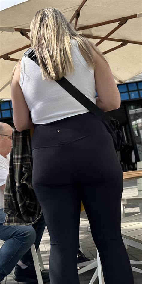 A Few College Pawgs At The Mall Looking Fantastic Spandex Leggings