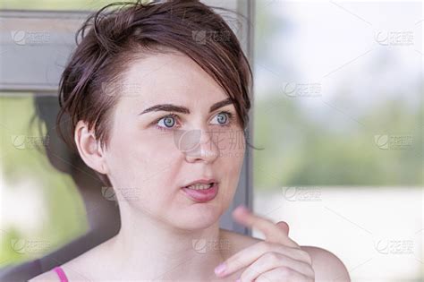 一个解决问题的女孩的肖像