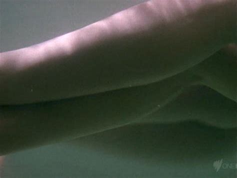 Anu Agarwal Nue Dans The Cloud Door