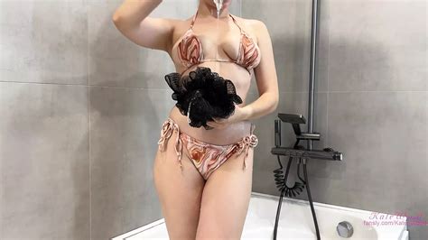 Girlnextdoor à Gros Nichons Exhibe Son Bikin Sexy Sexe Dans La Salle De Bain Xhamster