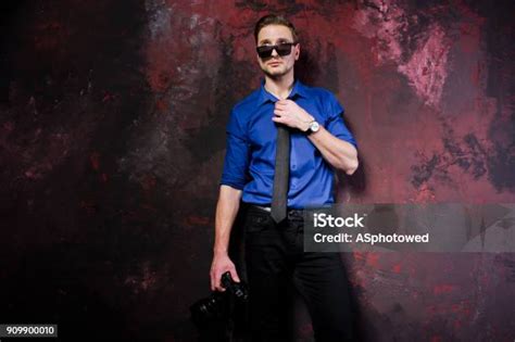 스튜디오 초상화 카메라와 세련 된 전문 사진 작가 남자의 블루 셔츠와 넥타이에 착용 남자에 대한 스톡 사진 및 기타 이미지 남자 남자들만 넥타이 Istock