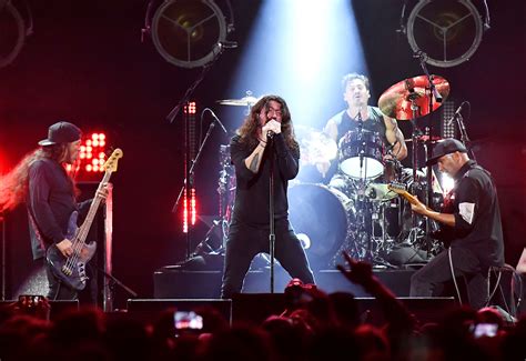 Miley Cyrus Adam Levine Honor Chris Cornell At Tribute Concert Us Weekly