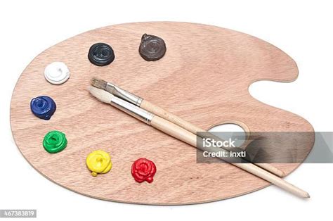 압살했다 아티스트 팔레트 적재 다양한 색상 페인트 및 브러시 0명에 대한 스톡 사진 및 기타 이미지 0명 구아슈 노랑