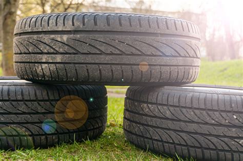 겨울 타이어는 플레어 효과로 닫힙습니다 여름 바퀴가 달린 자동차의 겨울 타이어를 스스로 교체합니다 여름 타이어겨울 휠을 교체하십시오 0명에 대한 스톡 사진 및 기타 이미지