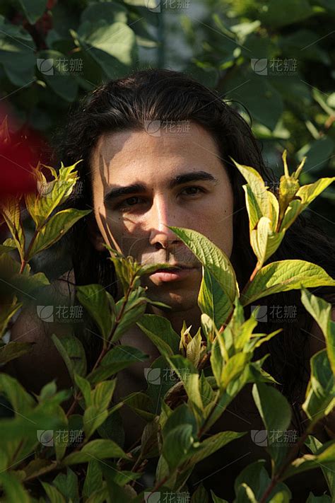 一个长头发的帅哥正在野外摆造型。