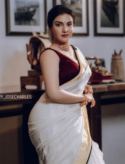 Veera Simha Reddy Wife Character Honey Rose Saree Pics వీర సింహా