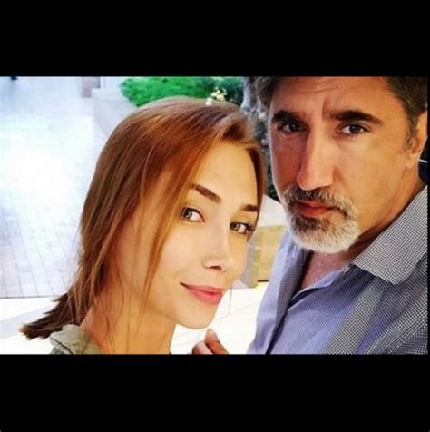 Красивата бивша половинка на Башар Рахал роди син но от друг Ето новия мъж в живота й СНИМКА