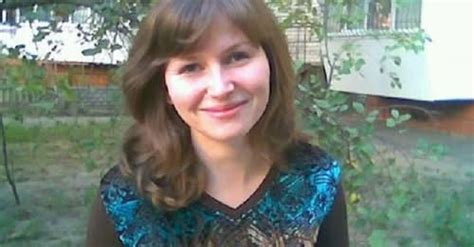 Галина седеше на автобусната спирка и не знаеше какво да прави Но