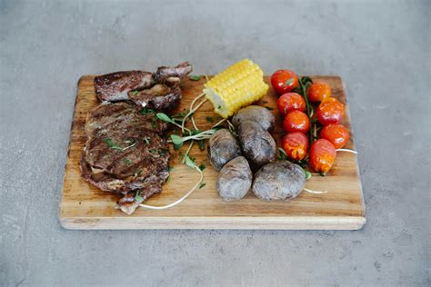 Bbq 감자 고기 구운 스테이크 구운 야채 그릴 다이어트 단백질 도마 러스틱 맛있는 먹음직스러운 목조 판자 미식가 방울 토마토 소고기 스테이크