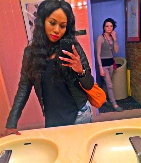22 Times People Get Caught Taking Selfies Klyker Com