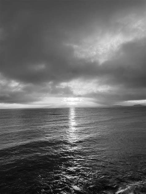 경치 좋은 전망 경치가 좋은 고요한 고요함 광활한 구름 구름 낀 하늘 끝이 없는 날씨 넓은 바다 대기의 드라마틱한 물 바다 바다 경치 바다의