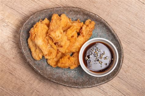 빵가루 입힌 치킨 필레와 반죽 맛있는 바삭 바삭하고 풍성한 고기 전채 세라믹 접시에 가금류에 대한 스톡 사진 및 기타 이미지 가금류 고기 굽기 Istock