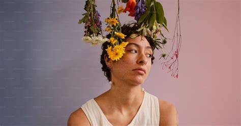 머리에 꽃 왕관을 쓴 여자 사진 Unsplash의 사람 이미지