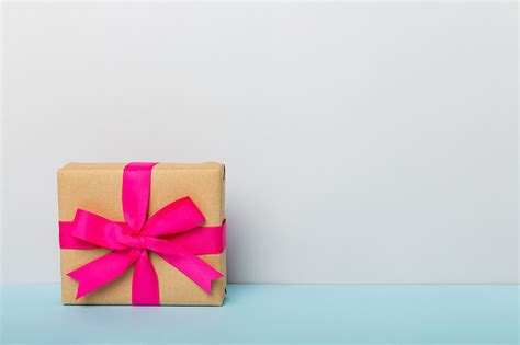 휴일 종이 선물 묶인 분홍색 리본 활 복사 공간이있는 상단보기 플랫 레이 휴가 배경 생일 또는 크리스마스 선물 복사 공간이있는 크리스마스 선물 상자 개념 0명에 대한 스톡