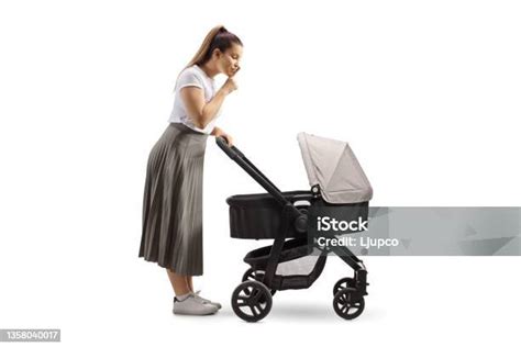 유모차에 아기를 떨쳐 주는 젊은 어머니의 전체 길이 프로필 샷 아기 유모차에 대한 스톡 사진 및 기타 이미지 아기 유모차 흰색 배경 유모차 Istock