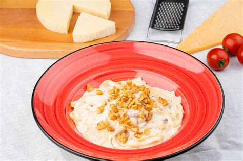 파마산 치즈 소스를 곁들인 이탈리안 파스타 파마산 치즈를 곁들인 수제 파스타에 호두를 얹어 제공됩니다 건강한 생활방식에 대한 스톡 사진 및 기타 이미지 Istock