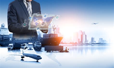 물류항에서 재고를 분석하기 위한 타블렛을 만지는 사업가의 다중 노출과 배경에 배달 네트워크 분포를 이용한 세계지도 운송 거래