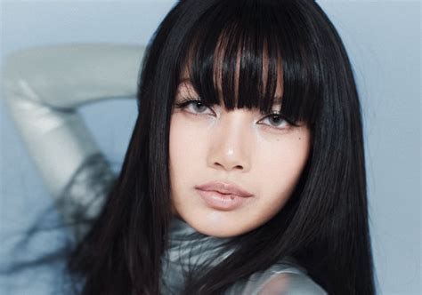 Cảm Hứng Làm đẹp Với ánh Nhũ Bạc Của Lisa Trong Mv Rockstar Elle