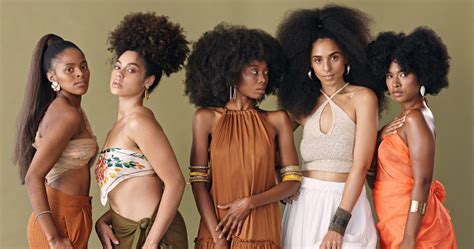 패션 뷰티 및 헤어와 스튜디오에서 자연스러운 흑인 여성 그룹과 함께 실제 정상 및 신체 긍정적 인 자신감 다양성 포용성 및 강력한 아프리카 계 미국인 여성 친구와의 권한