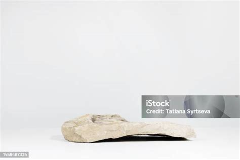 단단한 그림자가 있는 흰색 배경에 격리된 천연 모래 돌로 만든 연단 받침대 최소한의 빈 화장품 프레젠테이션 장면 기하학적 연단 3차원 형태에 대한 스톡 사진 및 기타 이미지