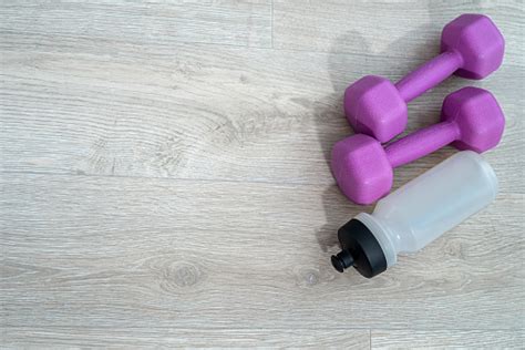 체육관에서 여자 훈련은 밧줄을 건너 뛰는 형태로 가방 장비에서 뽑아 0명에 대한 스톡 사진 및 기타 이미지 0명 개념 개인 장식품 Istock