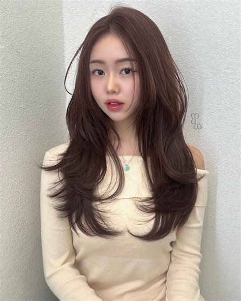 압구정미용실 멈 새나 헤어컨설팅 미디움레이어드컷 은은한 우드톤 모카무스 🤎🤎🤎 다가오는 봄에 즐기기 좋은 생기감이 도는 브라운컬러 적당한 무게감이 풍성해보이는