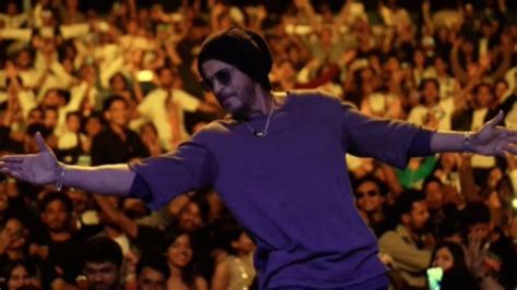 Shah Rukh Khans Heartwarming Gesture Fans Get A Treat No Drama