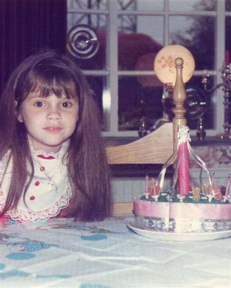 تصاویر قاب‌های زیرخاکی از کودکی ویکتوریا همسر دیوید بکام خبرآنلاین