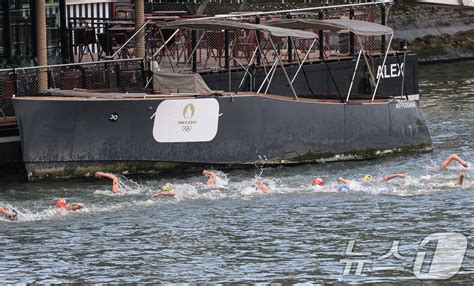 수질검사 통과한 센강에서 열리는 트라이애슬론 뉴스1